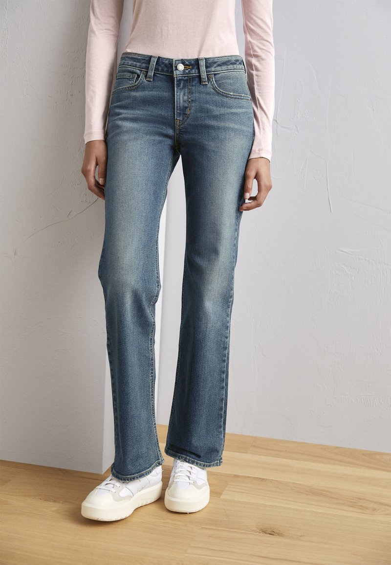 Levi's® SUPERLOW BOOT - Bootcut jeans - show on the road/blue denim ...