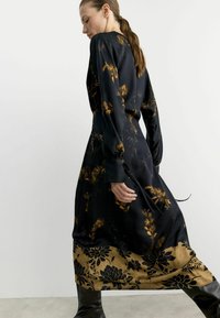 Bhoem REGULAR FIT - FLORAL PRINT KIMONO MIDI - Hverdagskjole - black ...