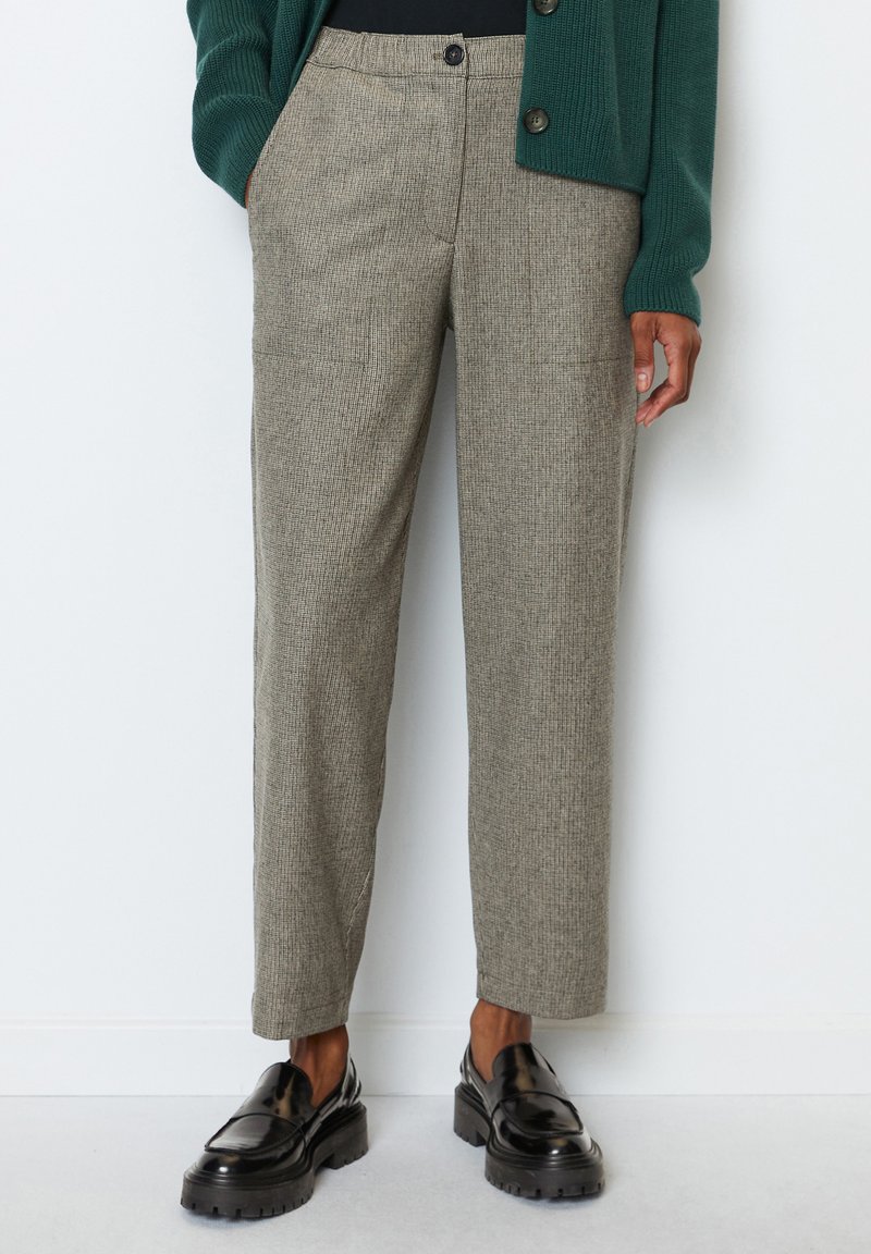 Marc O'Polo MODERN BARREL LEG ELASTIC WAIST PATCH POCKET - Broek ...