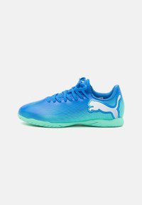 Puma FUTURE 7 PLAY IT JR UNISEX - Beltéri futballcipő - hyperlink blue ...