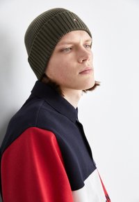 Tommy Hilfiger FLAG BEANIE UNISEX - Mütze - army green/oliv - Zalando.at