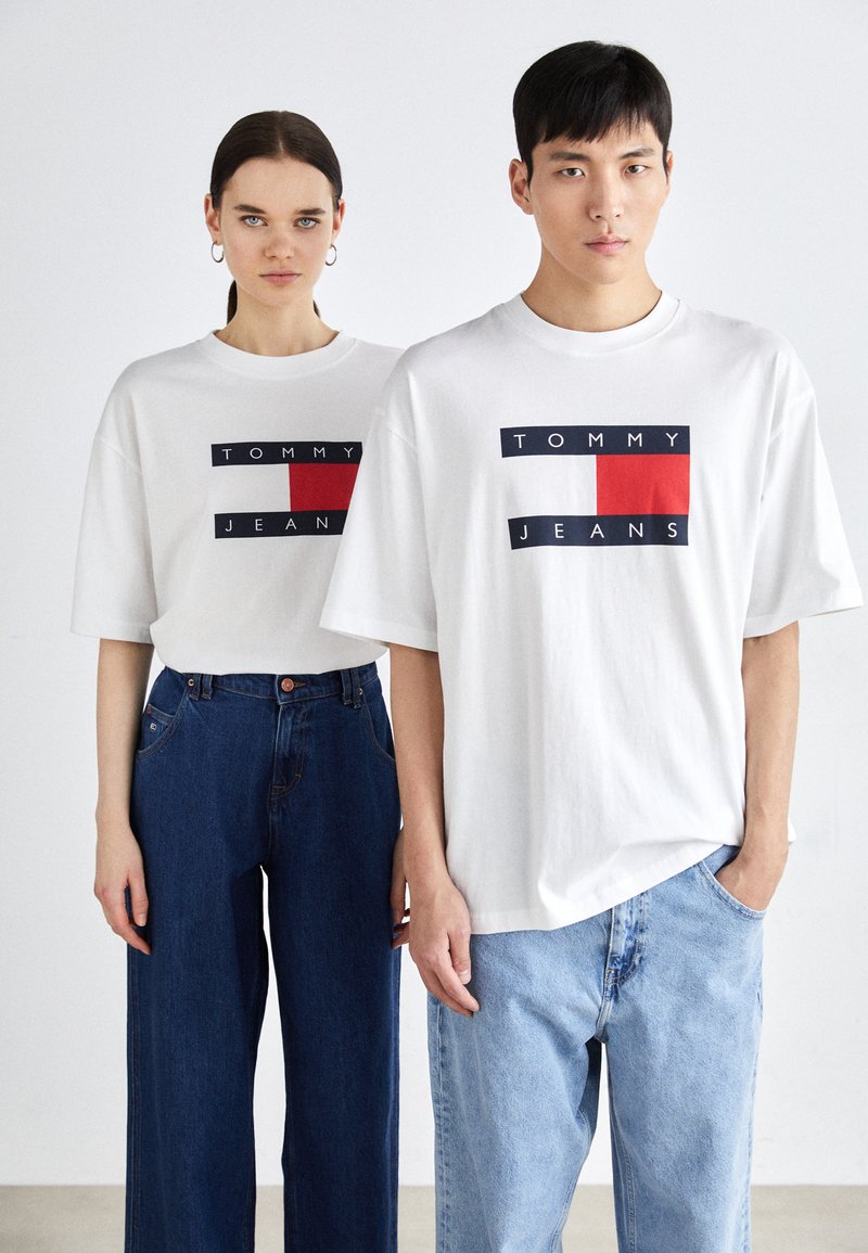 Tommy Jeans SKATE FLAG TEE UNISEX - Print T-shirt - white - Zalando