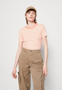 Mads Nørgaard STRIPE TRINE TEE - T-Shirt print - diva pink/pink ...