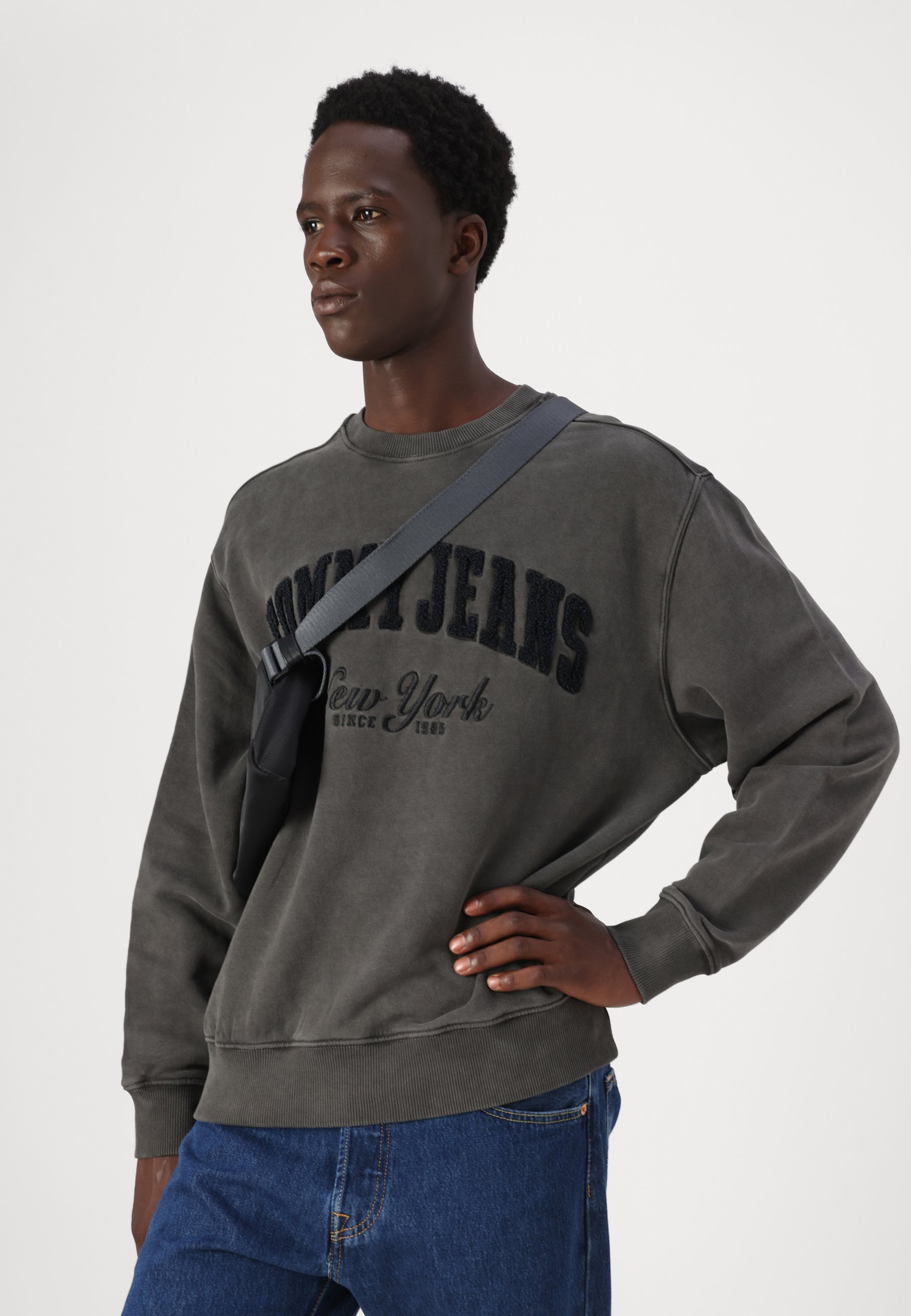 Tommy Jeans VINTAGE VARSITY CREW Sweatshirt dark grey schwarz Zalando