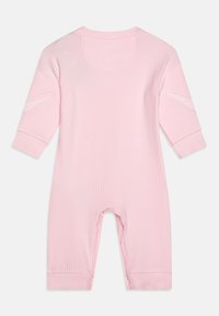 Nike Sportswear READYSET COVERALL UNISEX - Pyjama - pink foam/roze ...