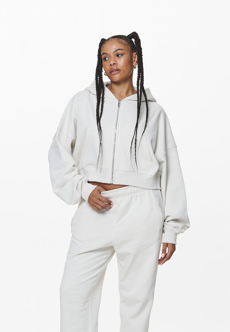 Pegador VALINDA CROPPED ZIP HOODIE - Sweatjacke - washed salty cream ...