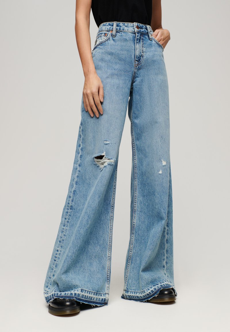 Superdry & Co HEM WIDE LEG - Flared Jeans - sun beach blue/blauw denim ...