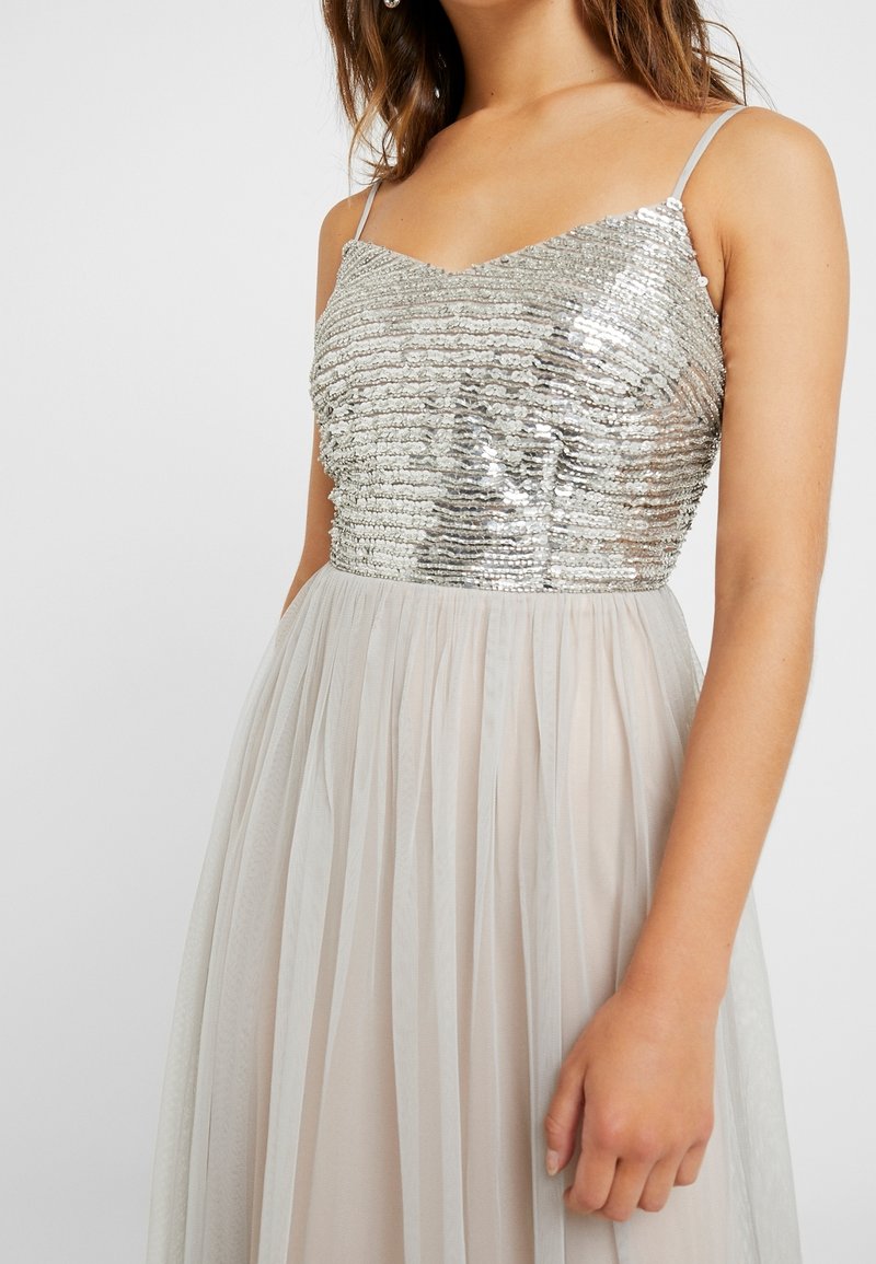 Lace & Beads Petite Společenské šaty - silver-coloured/stříbrná barva ...