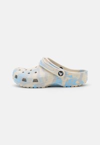 Crocs CLASSIC MARBLED - Sandaler - blue calcite/flerfarget - Zalando.no