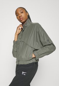 Nike Performance W NK DF RD RFLCTV JKT - Laufjacke - black/schwarz ...