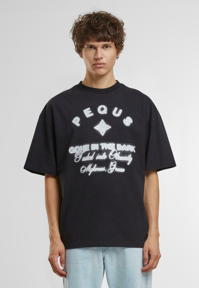 PEQUS GLOW LOGO - Print T-shirt - black - Zalando