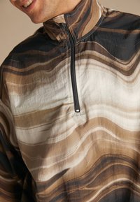 Zign Studio CIRCULAR TROYER WINDBREAKER - Summer jacket - light brown ...