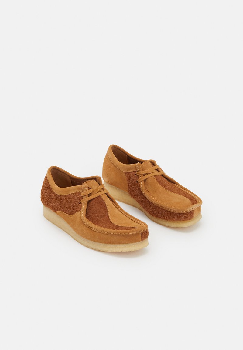 Clarks Originals WALLABEE - Sporty snøresko - tan combi/gulbrun ...