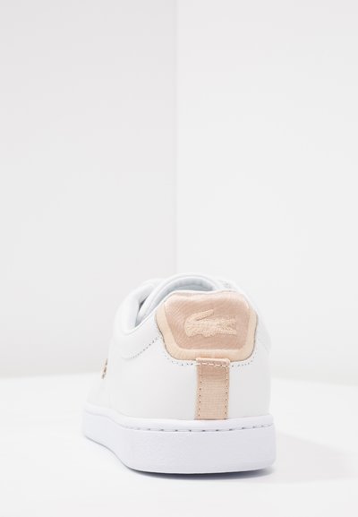 Lacoste CARNABY EVO 118 6 SPW - Sneaker low - white/gold/weiß - Zalando