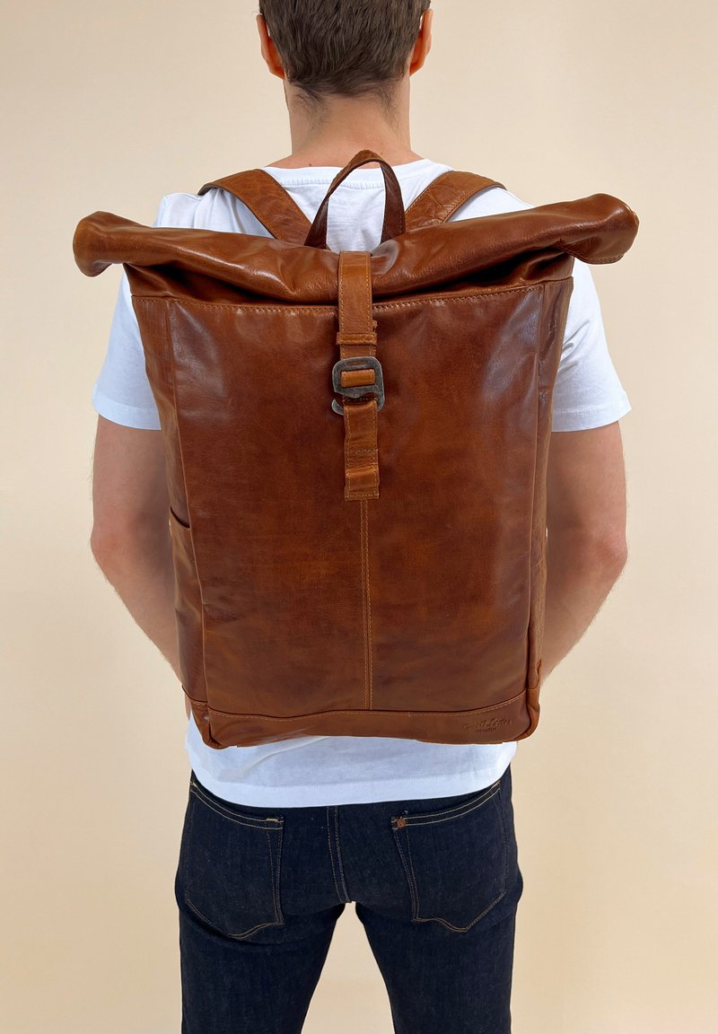 Gusti Leder BENEDIK - Ryggsäck - ochre/ockra - Zalando.se
