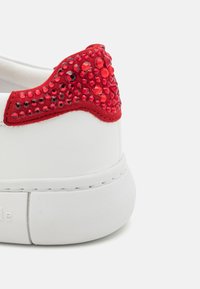 kate spade new york LIFT - Tenisky - true white/perfect cherry/bílá ...