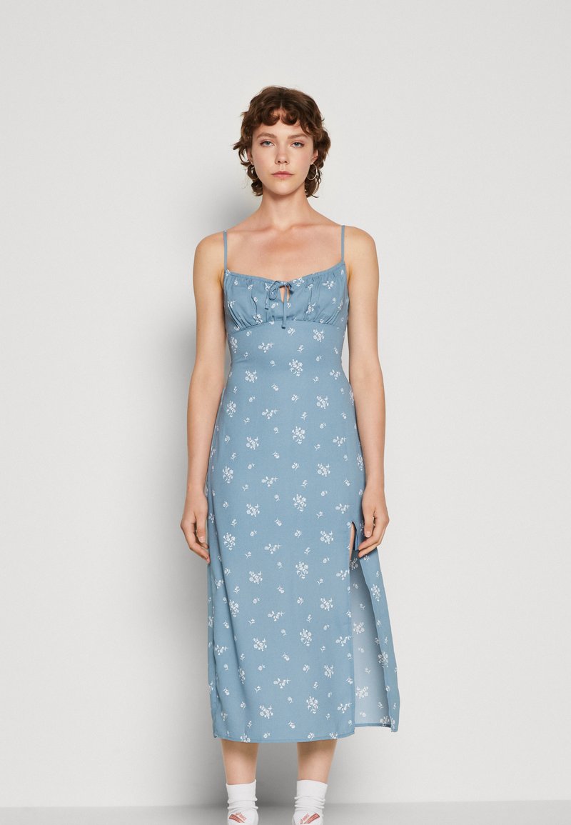 Hollister Co. BARE RUCHED BUST CUP MIDI - Vardagsklänning - white/blue ...