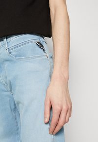 Replay ANBASS PANTS HYPERFLEX ORIGINAL - Jeans Slim Fit - light blue ...