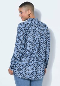 Studio Untold STRAIGHT SHAPE FLOWERS LONG SLEEVE - Button-down blouse ...