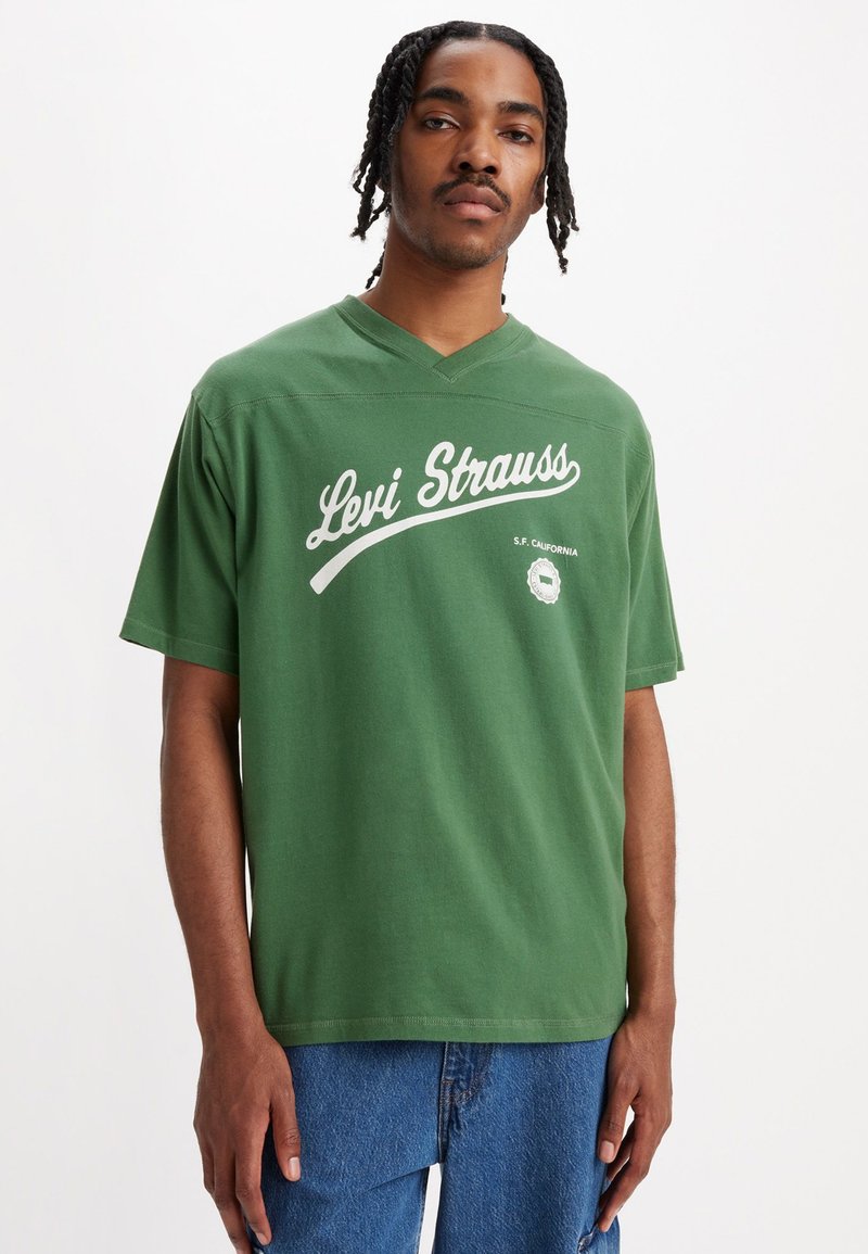 Levi's® GRAPHIC VNECK TEE - Print T-shirt - swash myrtle/egret/green ...