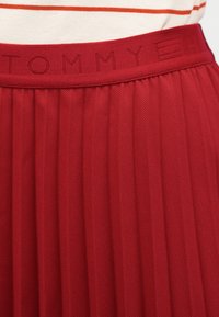 Tommy Hilfiger FLUID PLEATED PULL ON MIDI SKIRT - Jupe plissée - dark ...