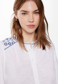 Springfield SHOULDER EMBROIDERY - Blouse - white/écru - ZALANDO.FR