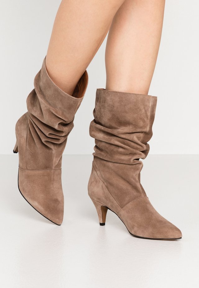 Beige Stiefel & Boots für Damen | Reinschlüpfen & Wohlfühlen | bei ZALANDO