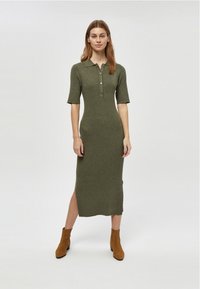 Minus MIFAY KNIT DRESS - Strickkleid - green field melange/dunkelgrün ...