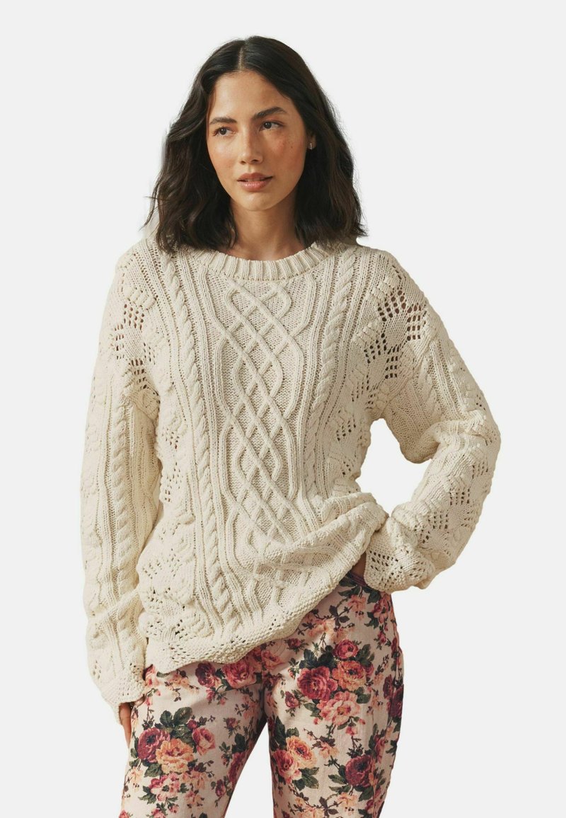 Laura Ashley REGULAR FIT - CHUNKY CABLE - Strickpullover - cream/beige ...