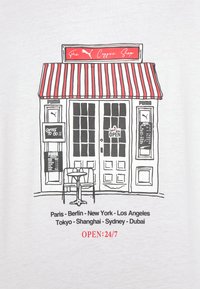 Puma GRAPHICS CAFÉ TEE - T-shirt con stampa - white/bianco - Zalando.it