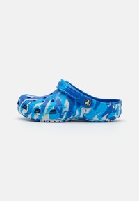 Crocs CLASSIC MARBLED - Slip-ins - blue bolt/blå - Zalando.se