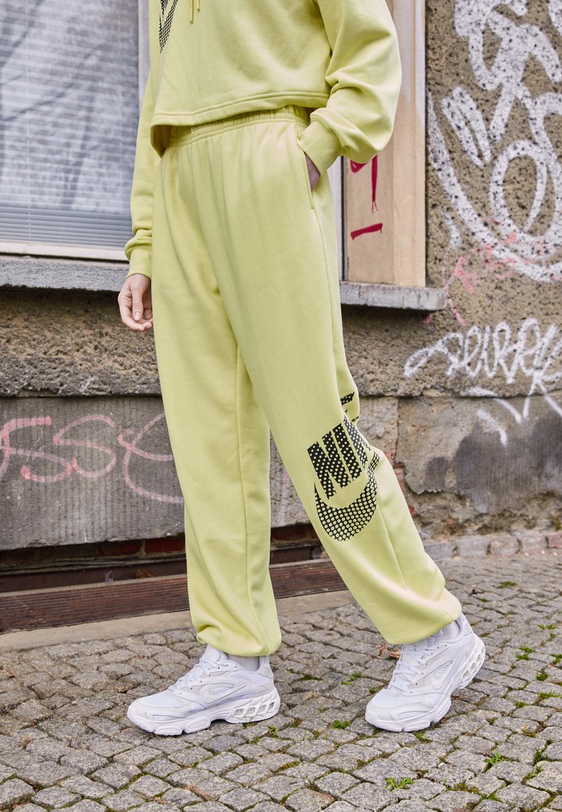 Nike Sportswear PANT - Tracksuit bottoms - luminous green/green ...