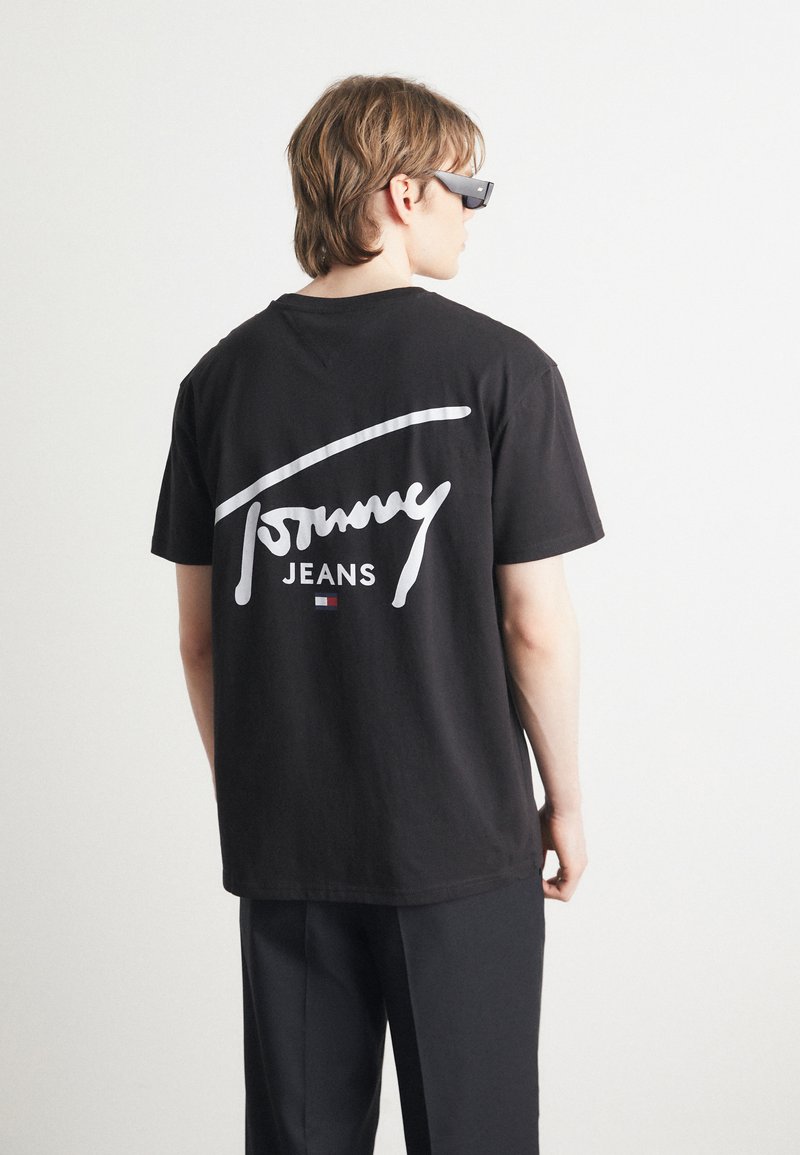 Tommy Jeans SIGNATURE PRINT TEE - T-Shirt print - black/schwarz ...