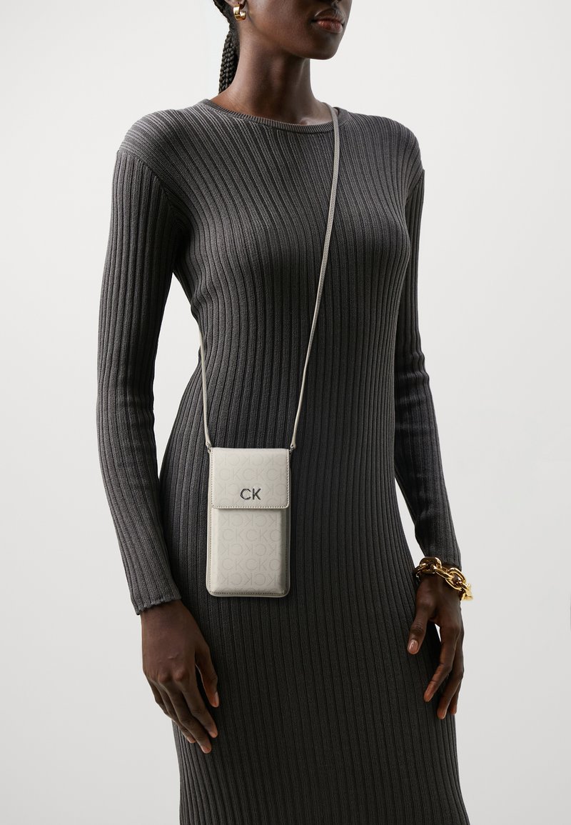 Calvin Klein DAILY PHONE XBODY EPI MONO - Cover per telefono - stoney ...