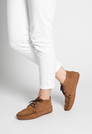 Clarks Originals WALLABEE - Bottines à lacets - oakmoss combination ...