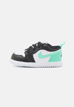 Jordan JORDAN 1 ALT UNISEX - Sneakers low - white/black/green glow/alb ...