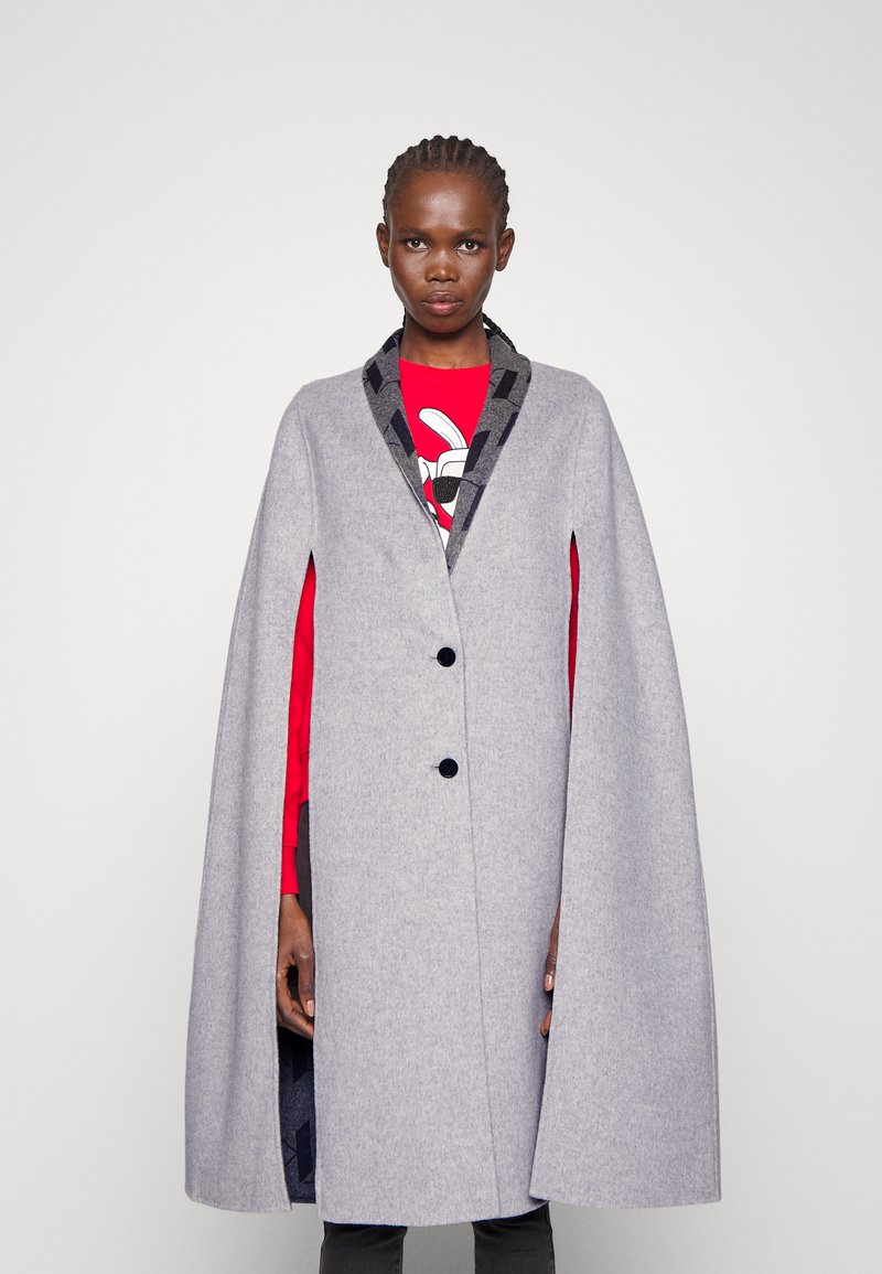 KARL LAGERFELD REVERSIBLE MONOGRAM - Cape - light grey/hellgrau ...