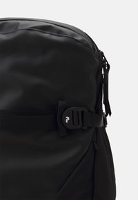 Peak Performance VERTICAL SKI BACKPACK S/M - Tagesrucksack - black/schwarz - Zalando