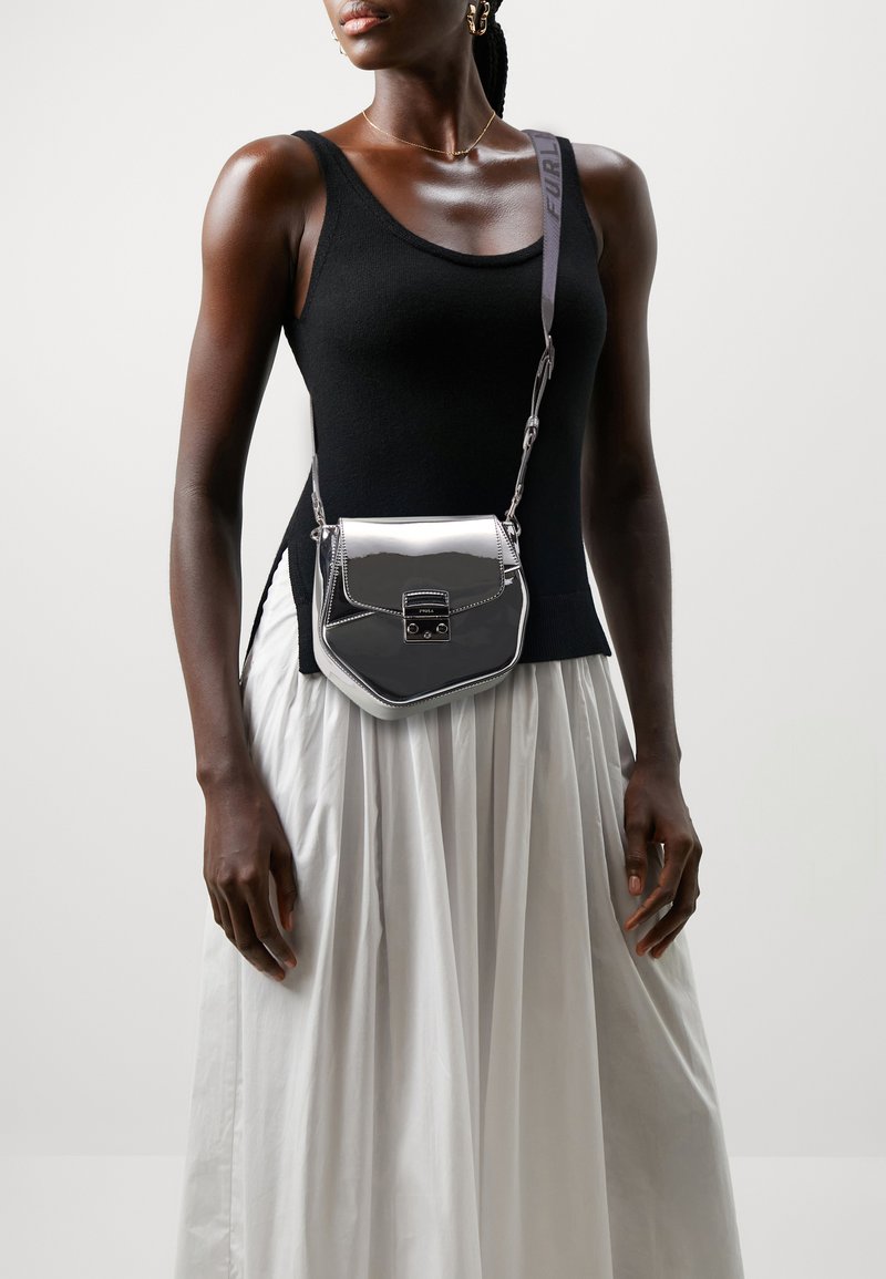 Furla METROPOLIS PRISMA MINI - Umhängetasche - silver/silberfarben ...