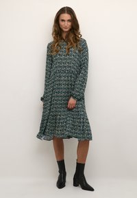 Kaffe KAKARINA AMBER - Freizeitkleid - green flower and leaf print/grün ...