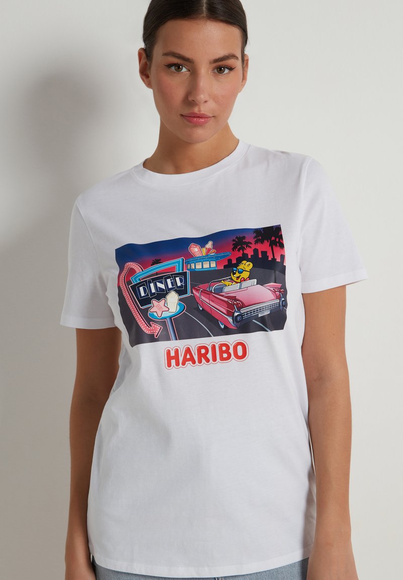 Tezenis CON SCRITTA HARIBO - Print T-shirt - v white diner print/white ...