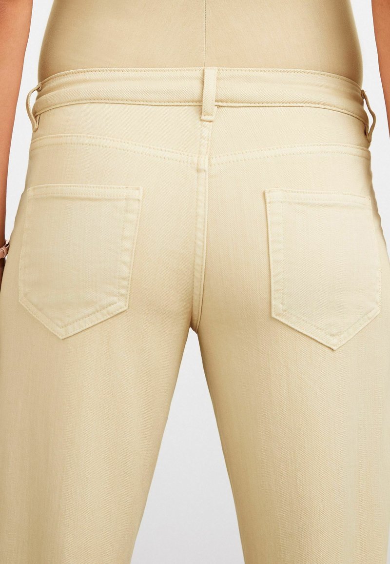 Next OVER THE BUMP - Jeans Slim Fit - camel/ocker - Zalando.ch