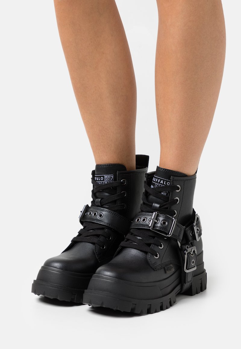 Buffalo ASPHA - Stivaletti con plateau - black/nero - Zalando.it