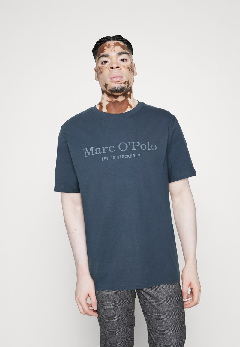 Marc O'Polo SHORT SLEEVE CREW NECK CLASSIC INSIDE CHE - Triko s potiskem - moon stone/tmavě ...