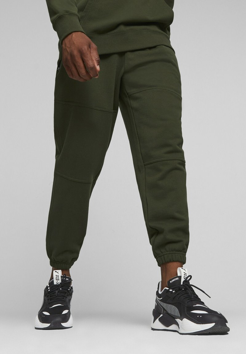 Puma DOWNTOWN - Tracksuit bottoms - myrtle/green - Zalando