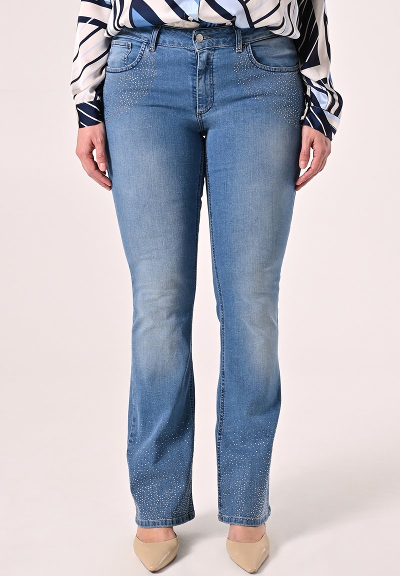 Rinascimento CURVY - Bootcut jeans - sky blue/blue denim - Zalando
