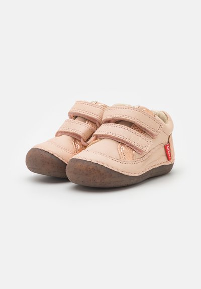 Kickers SOSTANKRO - Chaussures à scratch - rose clair metal/rose clair ...