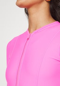 Good American THE GOOD LONGSLEVE ONEPIECE - Swimsuit - knockout pink ...