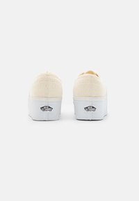Vans UA AUTHENTIC STACKFORM - Zapatillas - antique white/true white ...