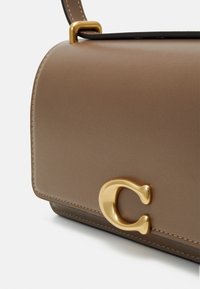 Coach LUXE REFINED BANDIT CROSSBODY - Across body bag - dark stone ...